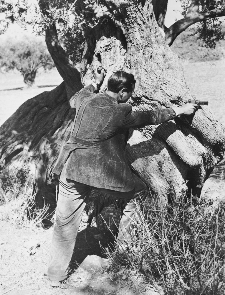 Salvatore Giuliano, der eine Pistole zeigt, 1937