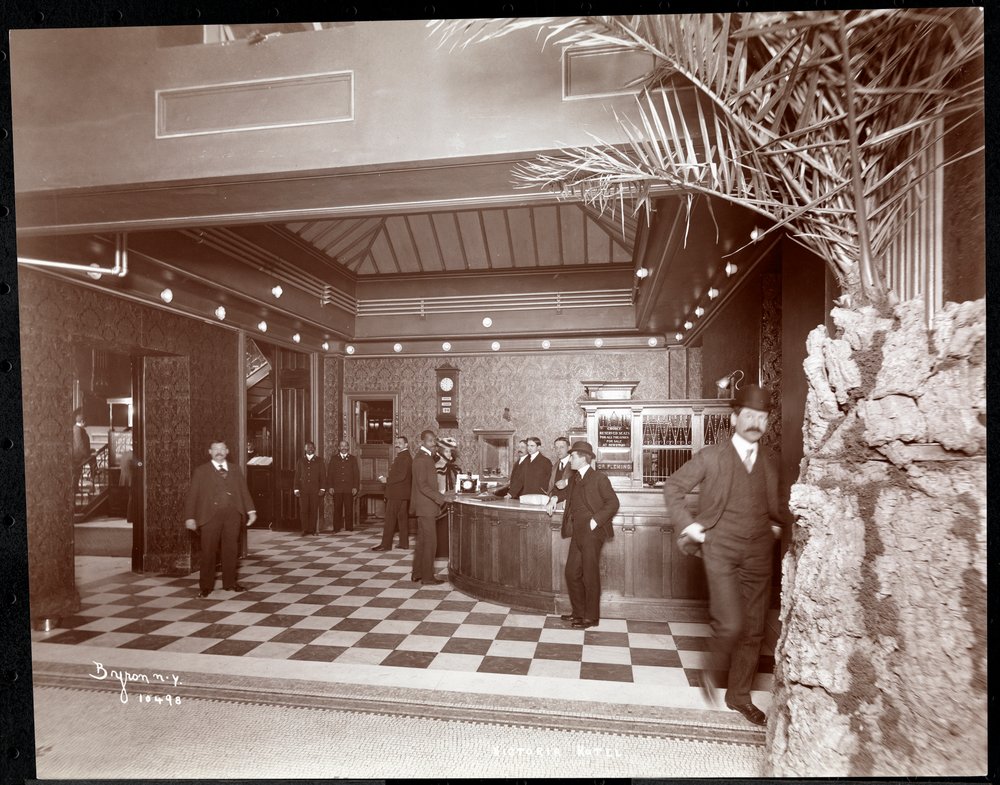 Die Lobby und der Registrierungsschalter im Hotel Victoria, 1900 oder 1901