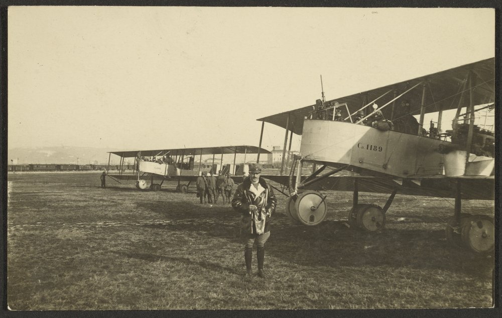 [Mann vor Flugzeug] von Fedele Azari: Kunstdruck kaufen