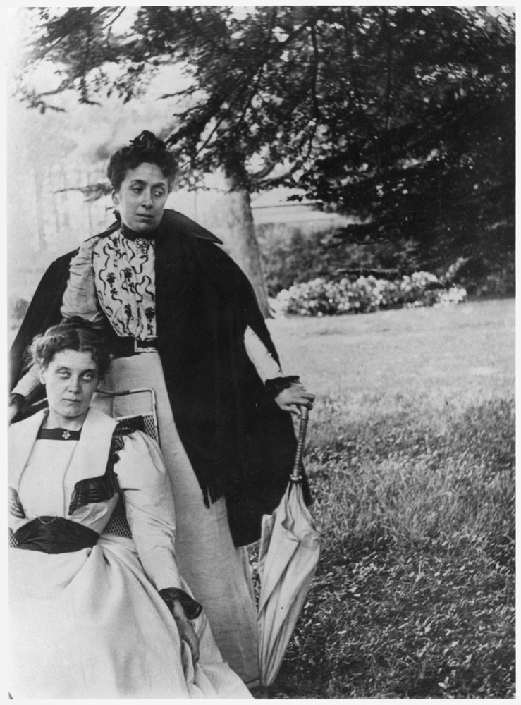 Mathilde Roberty und Madeleine Gide, Garten von Cuverville, um 1896