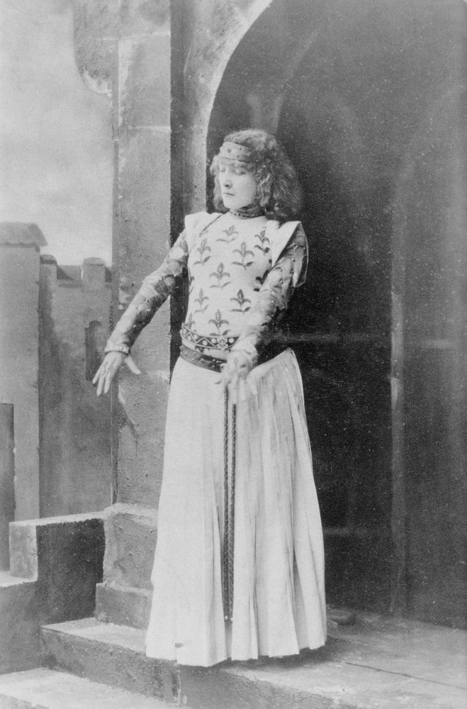 Sarah Bernhardt (1844-1923) in der Rolle der Jeanne d'Arc in 'Le Proces ...