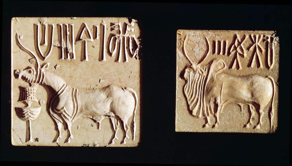 Zwei Siegel, die mythologische Tiere darstellen, aus Mohenjo-Daro, um ...