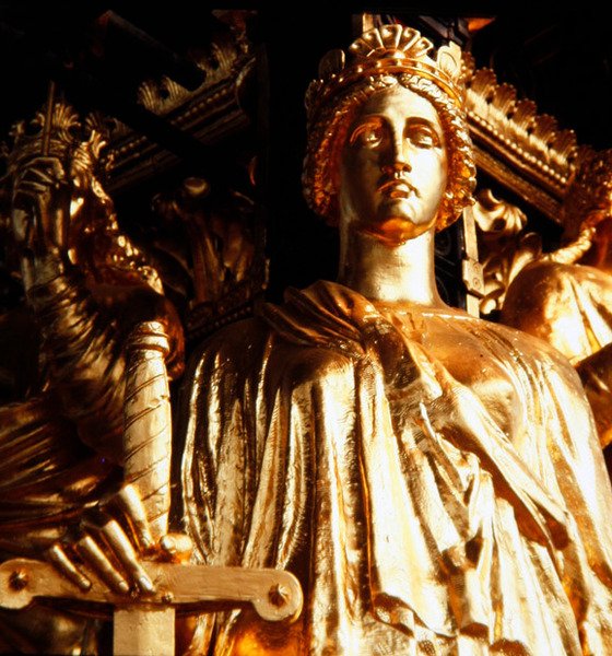 Gerechtigkeit, eine der vier Kardinaltugenden vom Baldachinturm des Albert Memorial ...