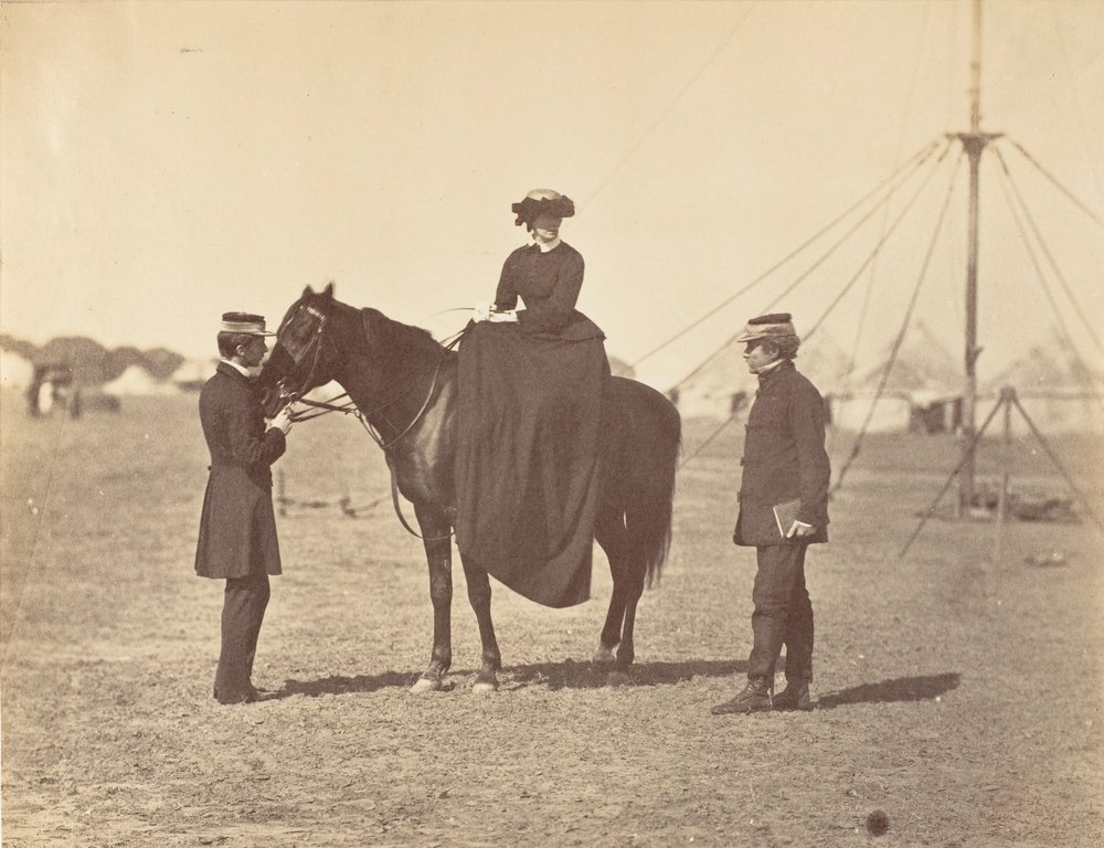 [Lady Canning auf ihrem schwarzen Araber und Lord Clyde, Oberbefehlshaber]