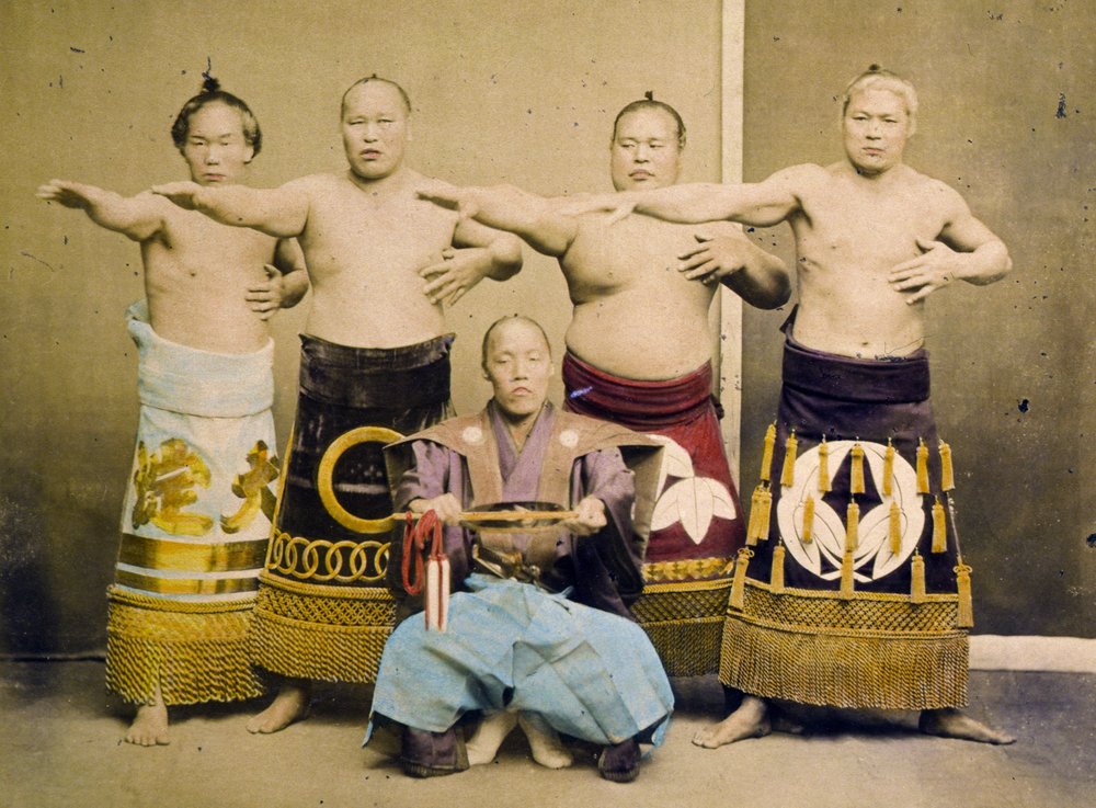 Sumo-Ringer, um 1877 von Kusakabe Kimbei: Kunstdruck kaufen