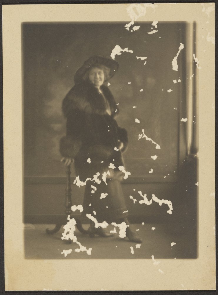 [Florence im Pelz] von Louis Fleckenstein: Kunstdruck