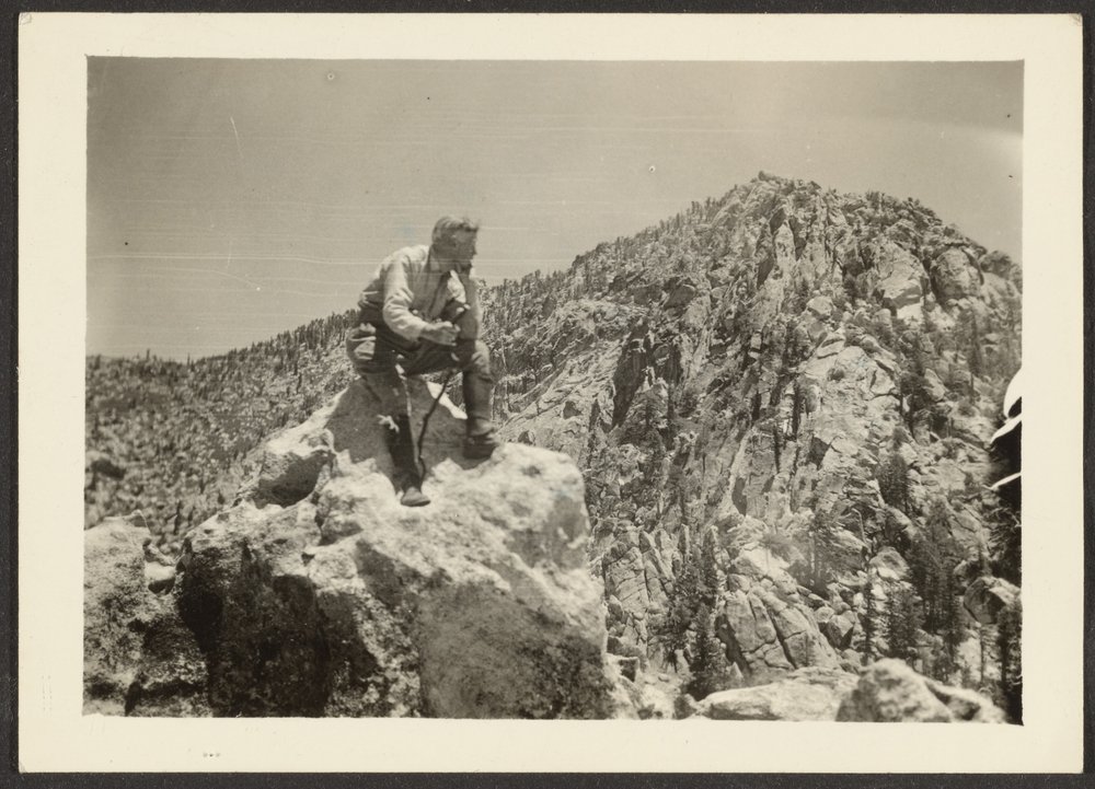 [Mann auf Felsen] von Louis Fleckenstein: Kunstdruck