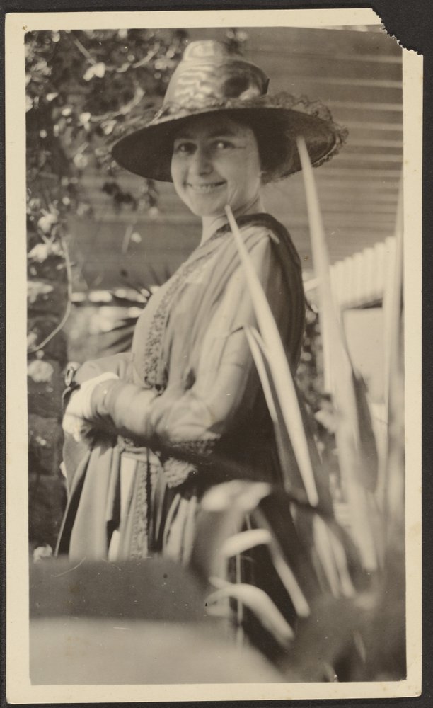 [Frau auf der Veranda] von Louis Fleckenstein: Kunstdruck