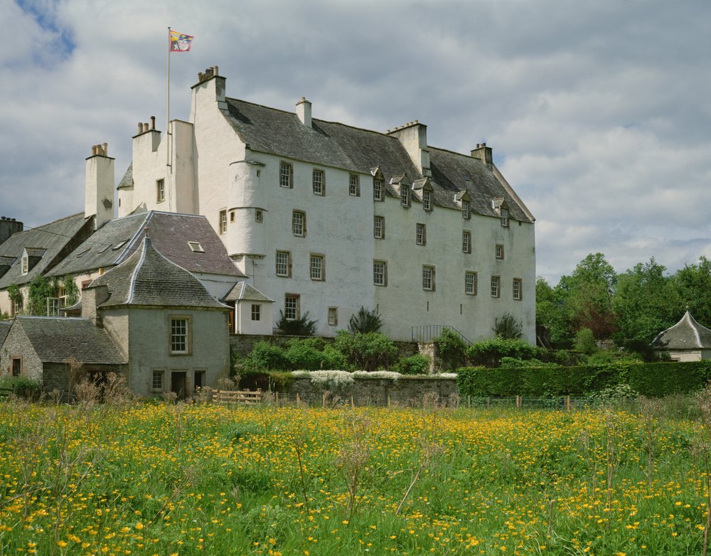 Ansicht von Traquair House von Scottish School: Kunstdruck