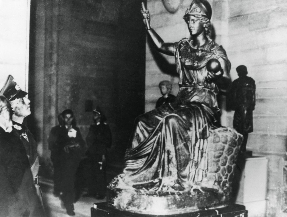 Deutscher Feldmarschall von Rundstedt besucht den Louvre, besetztes ...