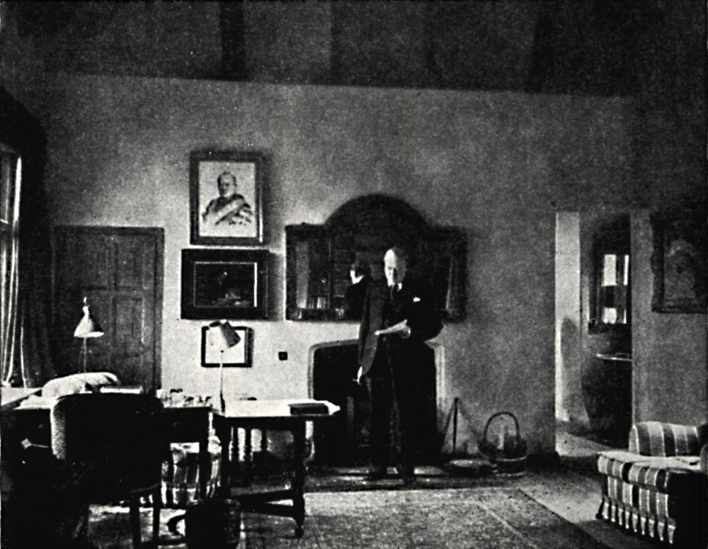 Mr. Churchill in seinem Arbeitszimmer in Westerham, 1930er Jahre, 1945