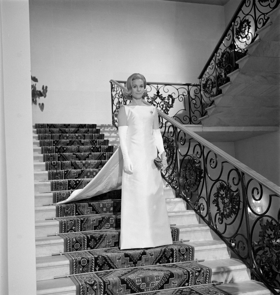 Die Schauspielerin Ingrid Thulin am Set des Films „Agostino“ unter der ...