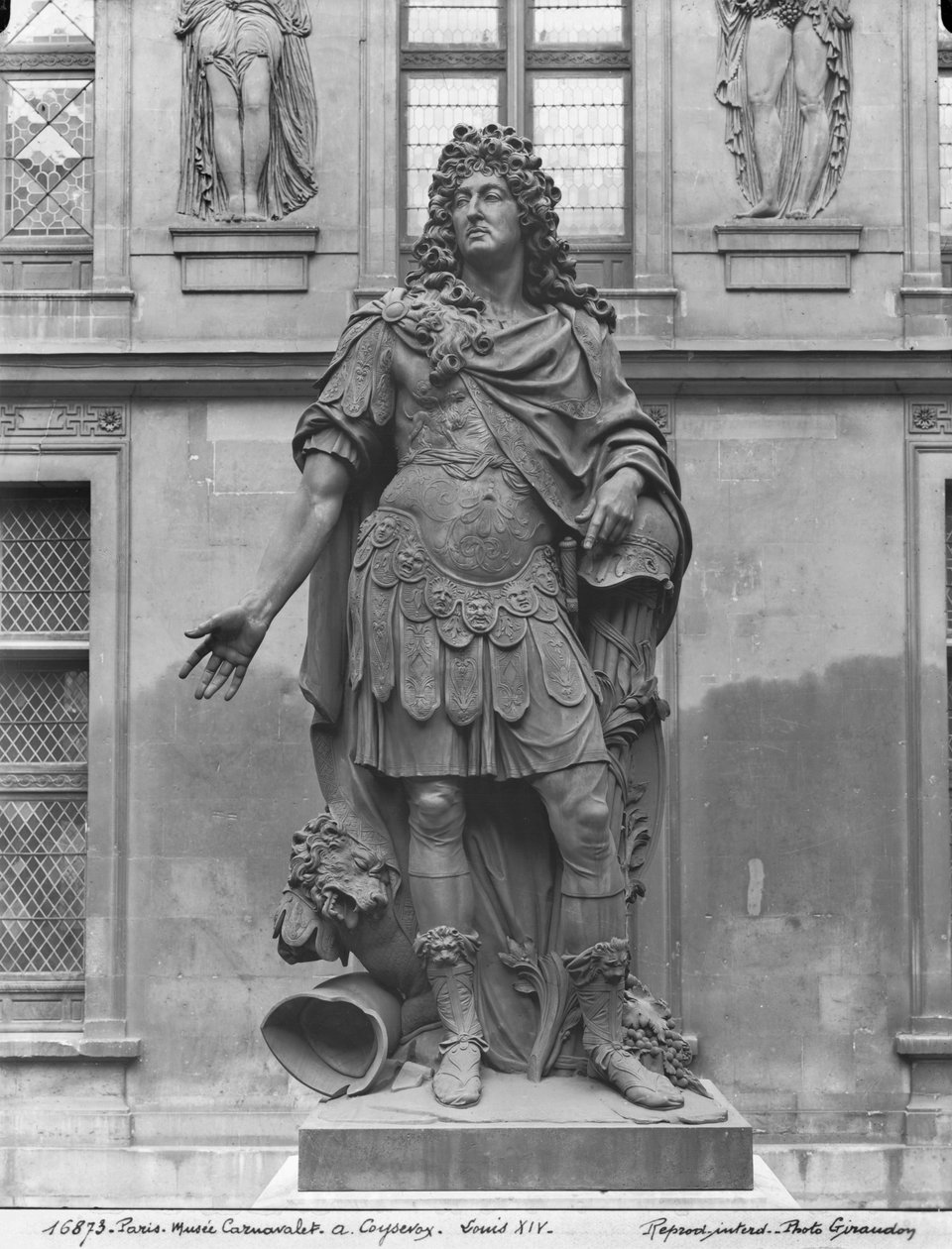 Statue von Ludwig XIV. (1638-1715), Ehrenhof des Hotel Carnavalet