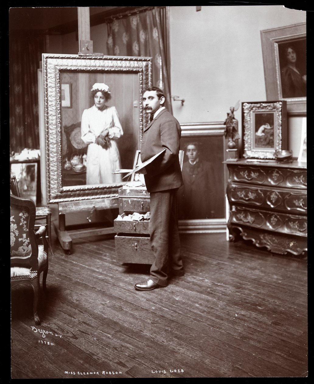 Der Künstler Louis Loeb malt ein Porträt von Eleanor Robson ...