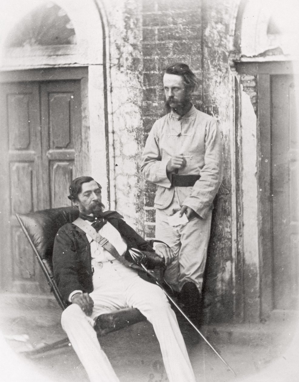 Generalmajor Sir Robert Napier (sitzend) und sein ADC, Major E.H ...