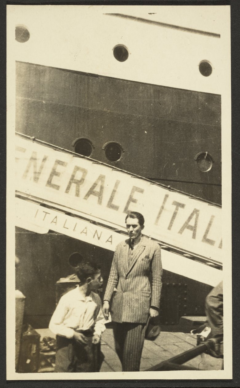 [Mann vor Schiff] von Fedele Azari: Kunstdruck kaufen