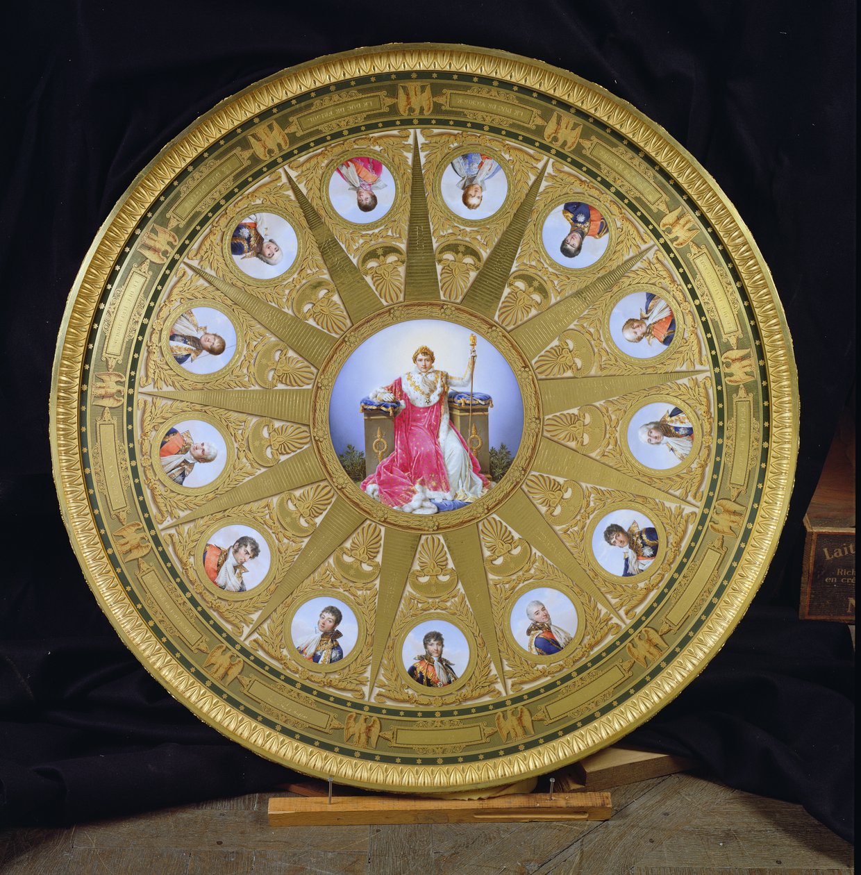Der Austerlitz-Tisch, eingelegt mit Sevres-Plaketten zur Erinnerung an ...