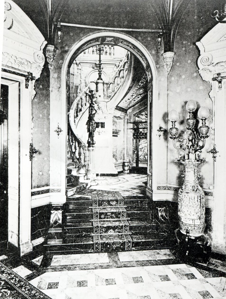 Das Vestibül und die Onyx-Treppe im Hotel de Paiva