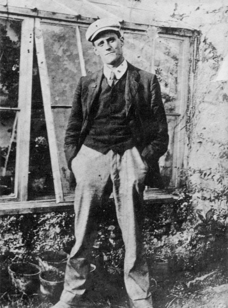 James Joyce im Garten seines Freundes Constantine Curran in Dublin, 1904