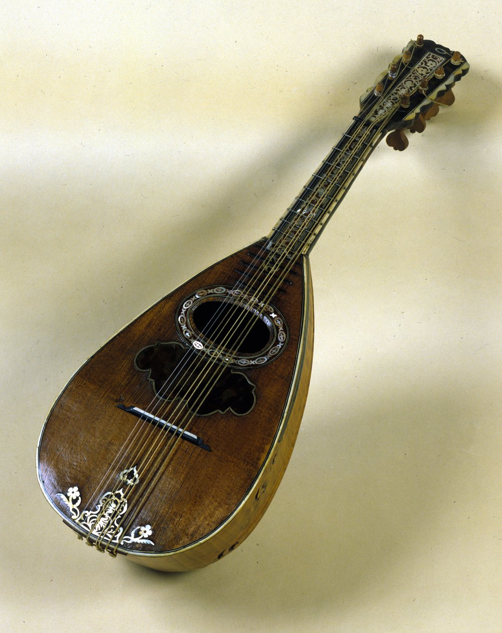 Stillleben mit neapolitanischer Mandoline, erfunden von Giuseppe Filano ...