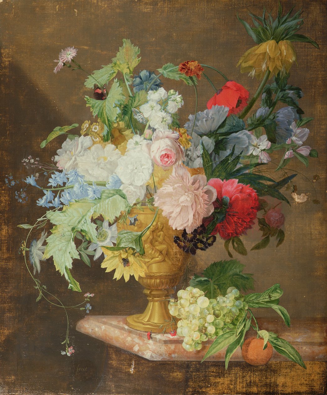 Stillleben mit Blumen in einer goldenen Vase auf einem Marmorsims
