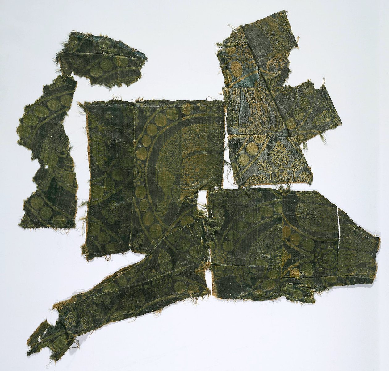 Fragmente eines Kaftans mit einem Seidenstoff mit Senmurv-Muster