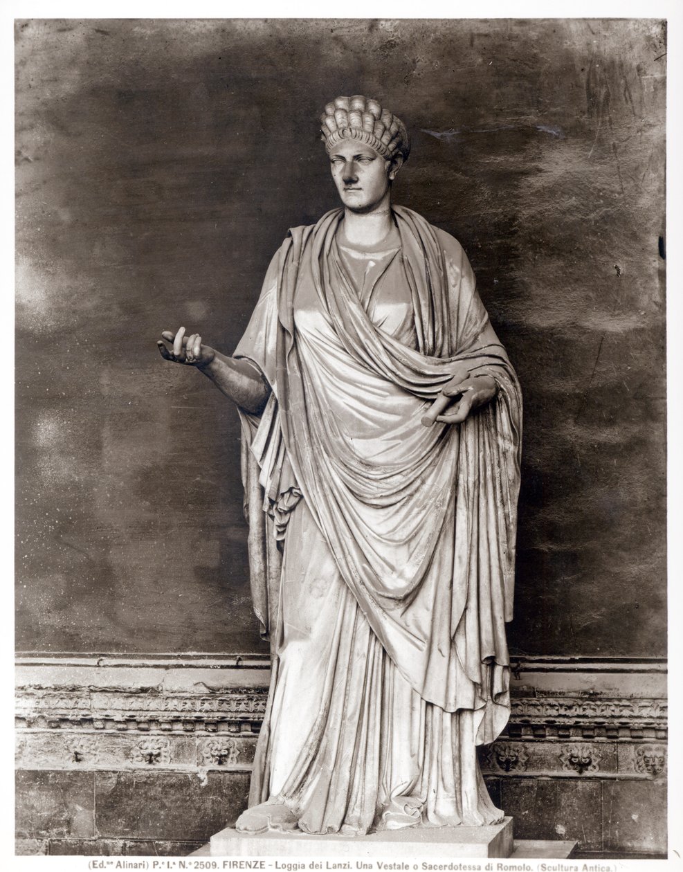 Statue einer Vestalin oder Priesterin des Romulus (Marmor)