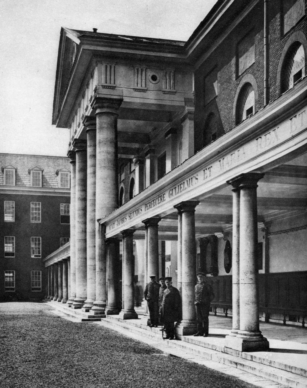 Pensionäre im großen Innenhof des Chelsea Royal Hospital, London, 1926-1927