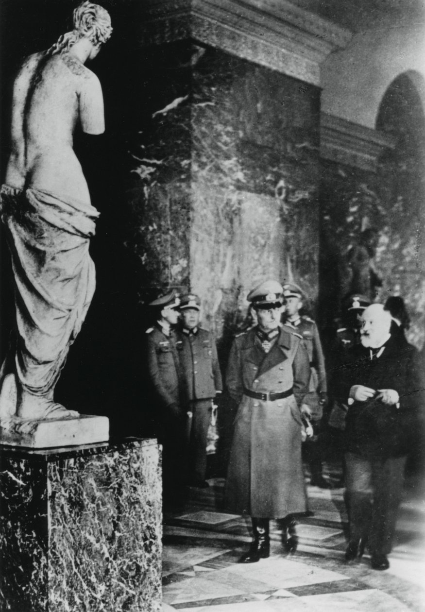 Deutscher Feldmarschall von Rundstedt besucht den Louvre, besetztes ...