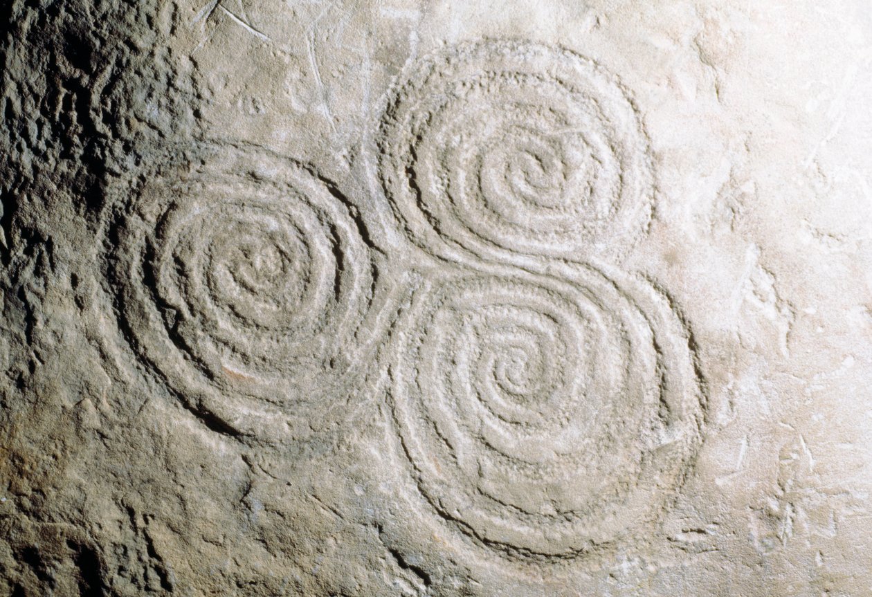 Detail der kurvilinearen Felsgravuren im Newgrange Passage Tomb aus der ...