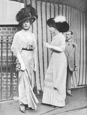 Alice Keppel und ihre Tochter Violet Trefusius, 1912