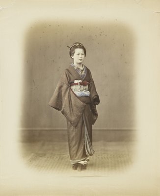Japanerin in traditioneller Kleidung (handkoloriertes s/w-Foto)