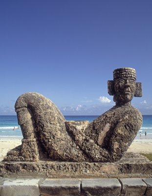 Eine Kopie der Statue von Chac-Mool aus Chichen-Itza, Yucatan, ca. 987 ...