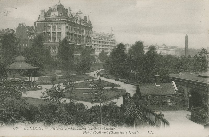 Victoria Embankment Gardens, mit Hotel Cecil und Cleopatras Nadel, London