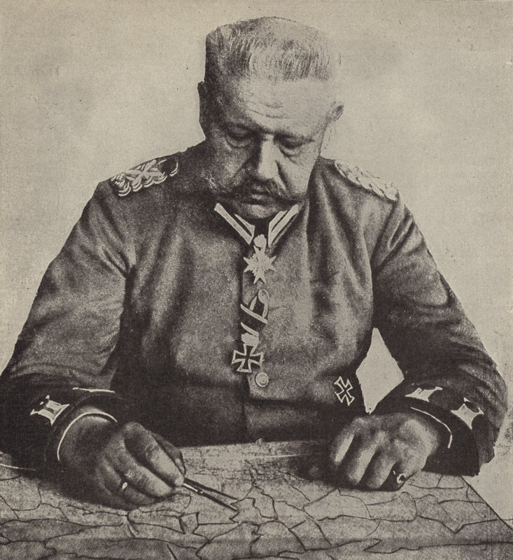 Feldmarschall von Hindenburg studiert eine Karte